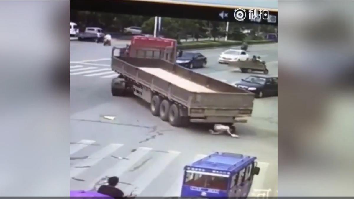 Ajaib, Pesepeda Selamat Meski Dilindas Truk Tronton 12 Roda - Citizen6 ...