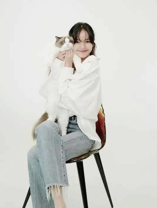FOTO: Pemotretan Lisa Blackpink dengan Kucing Kesayangan Ini Curi ...