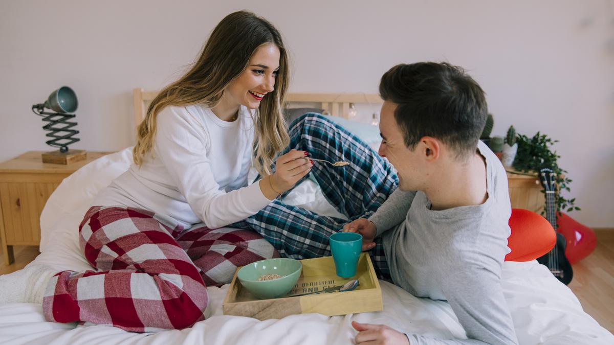 10 Pantun Romantis Buat Ayang, Dijamin Bikin Salah Tingkah!