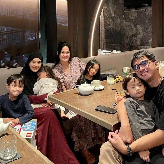 7 Potret Donna Harun saat Momong Cucu Ini Curi Perhatian, Dipuji Awet Muda - Hot Liputan6.com