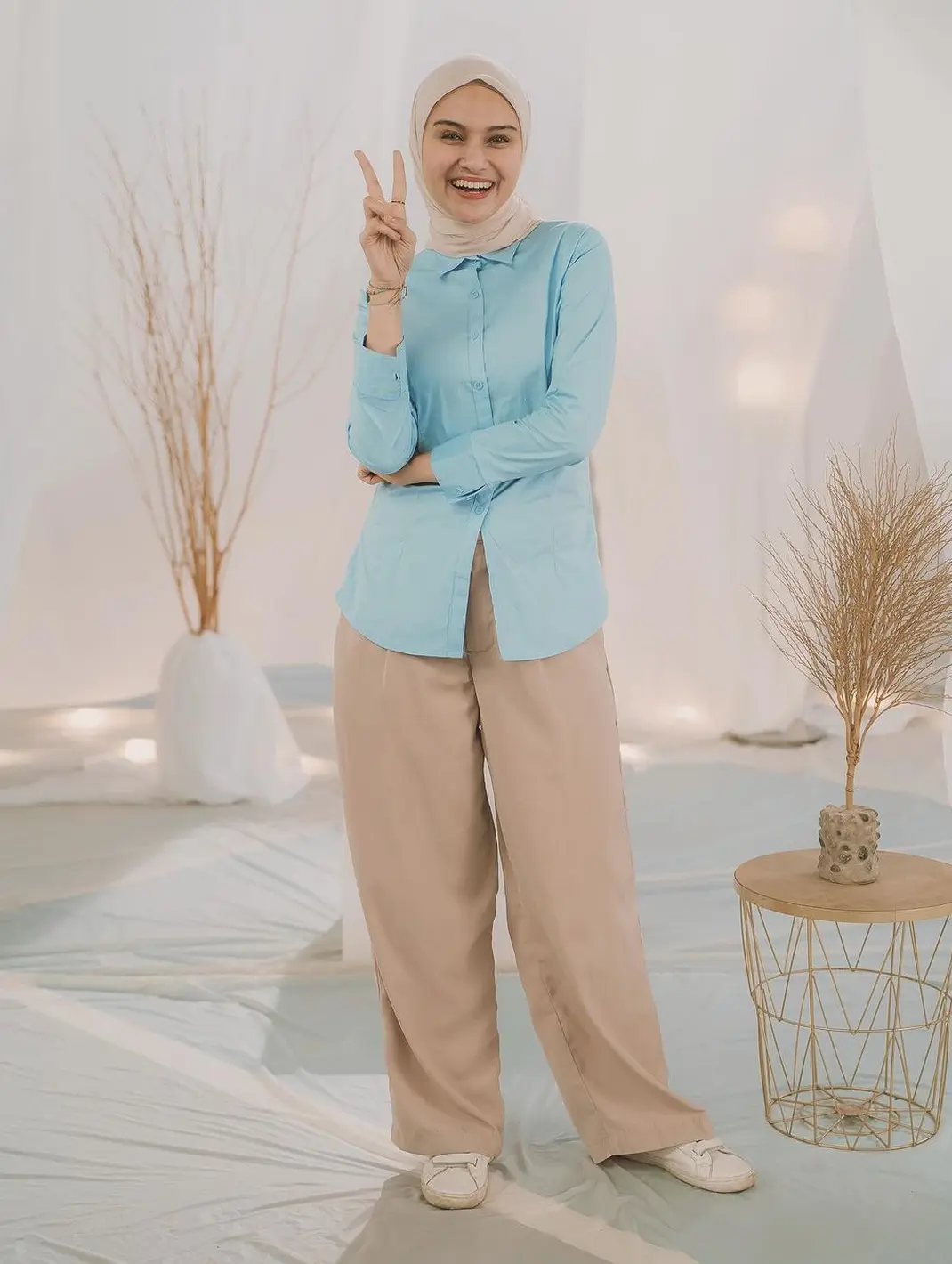 8 Potret OOTD Stylish Nagita Slavina-Kiky Saputri Padu Padankan Warna Biru dengan Outfit Sehari ...