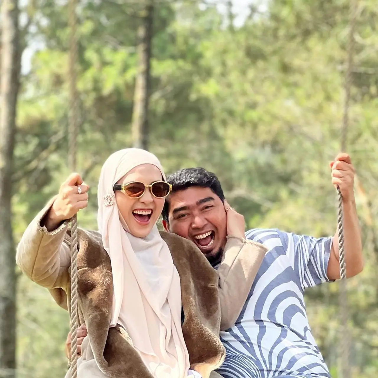 6 Potret Kebersamaan Ustaz Solmed dan April Jasmine, Gaya Hidup Jadi Sorotan - Hot Liputan6.com