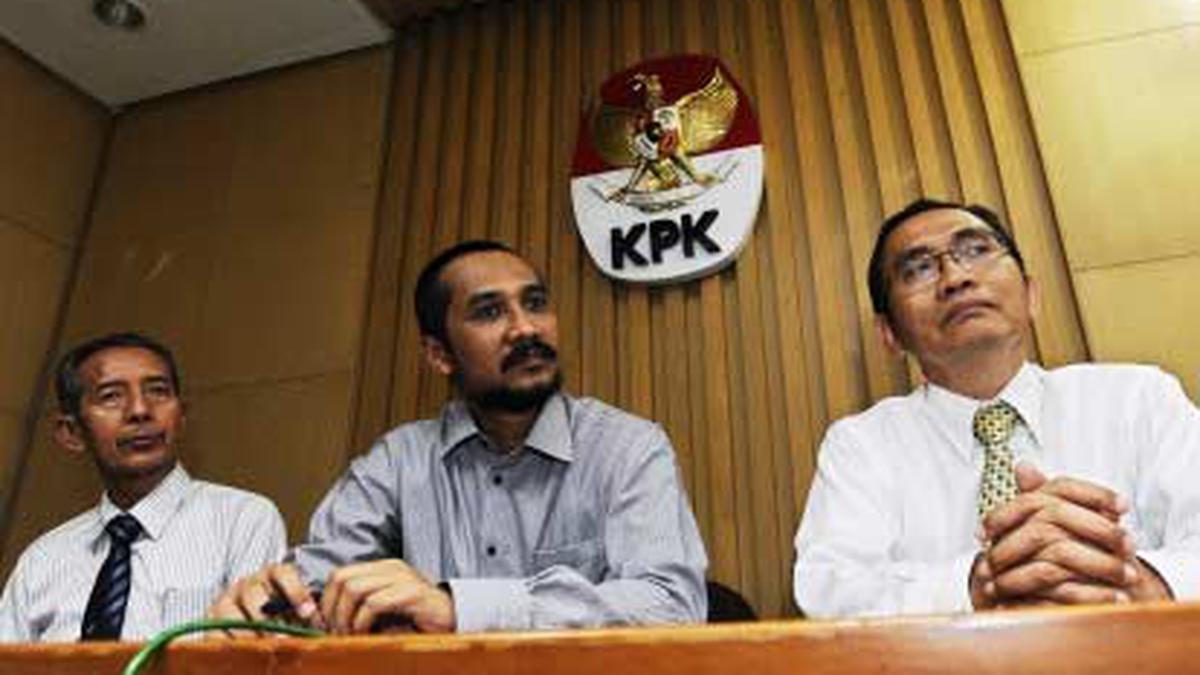 Jajaran Pimpinan Komisi Pemberantasan Korupsi (KPK) periode 2011-2015 Abraham Samad (tengah ...