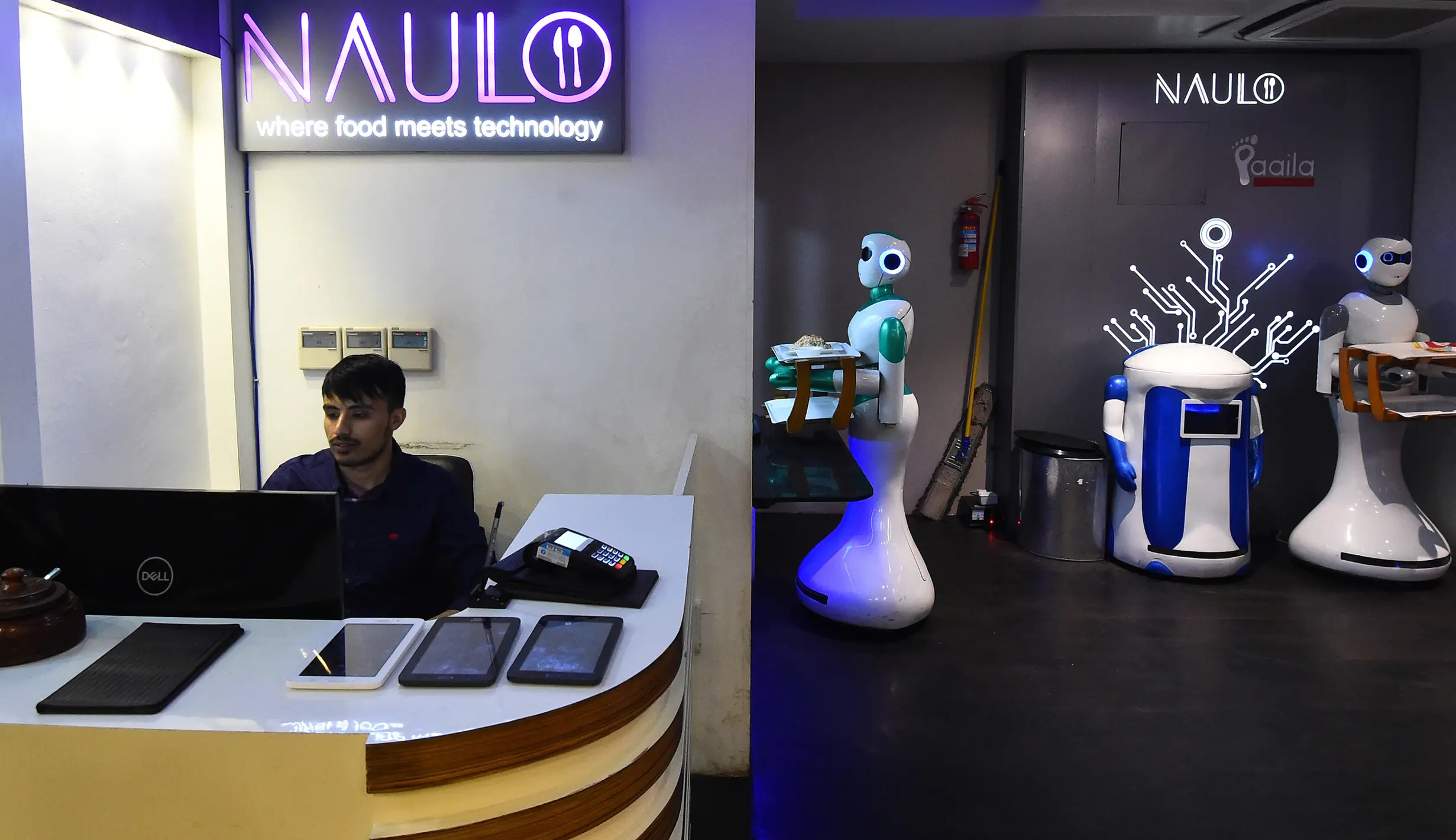 FOTO: Ginger, Robot Pelayan Restoran Pertama di Nepal - Foto Liputan6.com