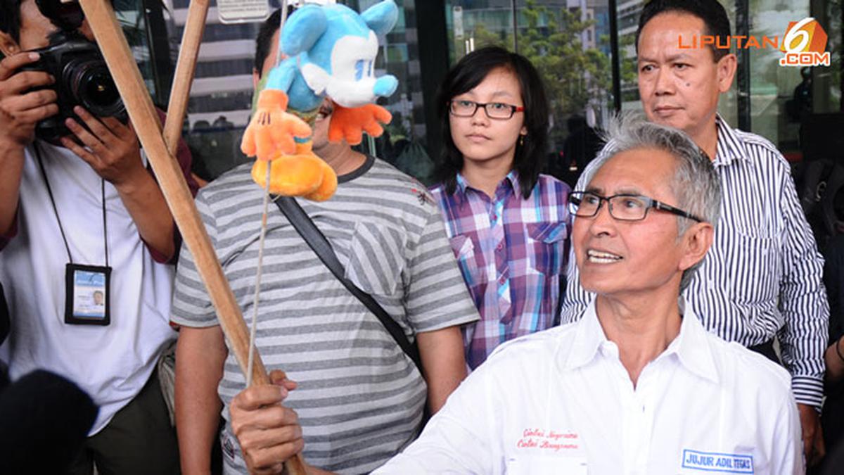 Bawa Boneka yang Digantung, Pong Hardjatmo Datangi KPK
