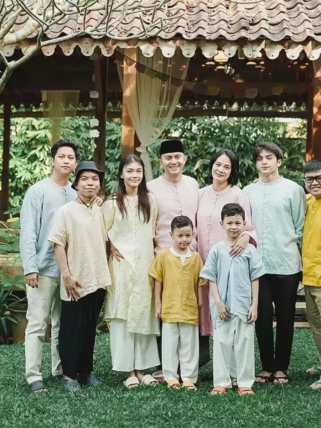 Potret Kedekatan 10 Artis dengan Anak Angkatnya, Curi Perhatian - Hot ...