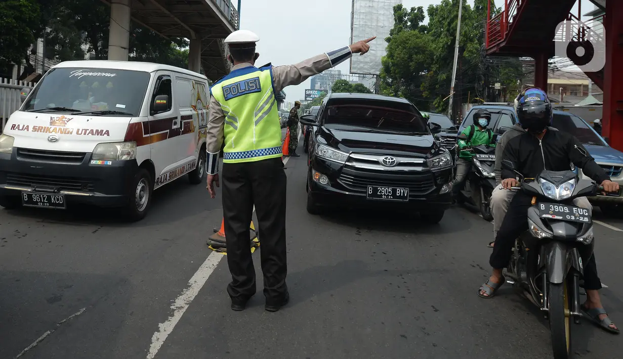 FOTO: Hari Pertama Penambahan Penyekatan di Mampang - Foto Liputan6.com