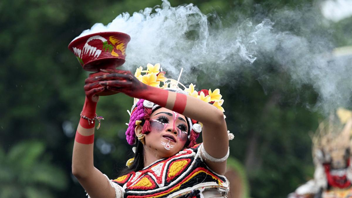 Sambut Hari Raya Nyepi Masyarakat Bali Gelar Parade Tarian Ogoh Ogoh