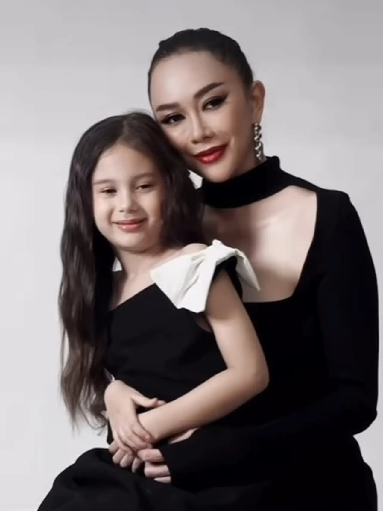 10 Foto Estetik Aura Kasih bareng Arabella, Pesona Ibu Anak yang Sama-Sama Menawan