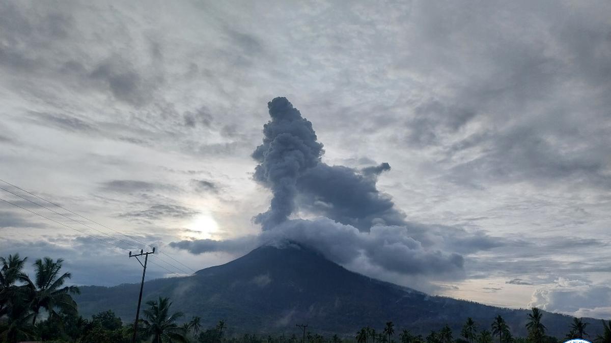 Gunung Lewotobi Laki-Laki Erupsi Lagi, Semburkan Abu Vulkanik 2.000 Meter ke Arah Barat ...