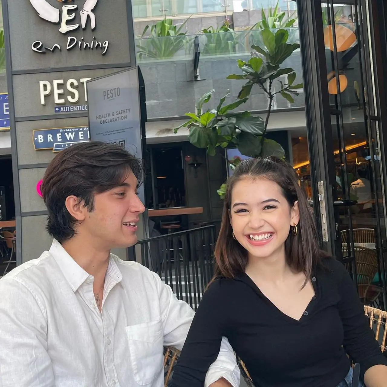 8 Potret Mesra Sandrinna Michelle dan Junior Roberts, Gaya Pacaran ...