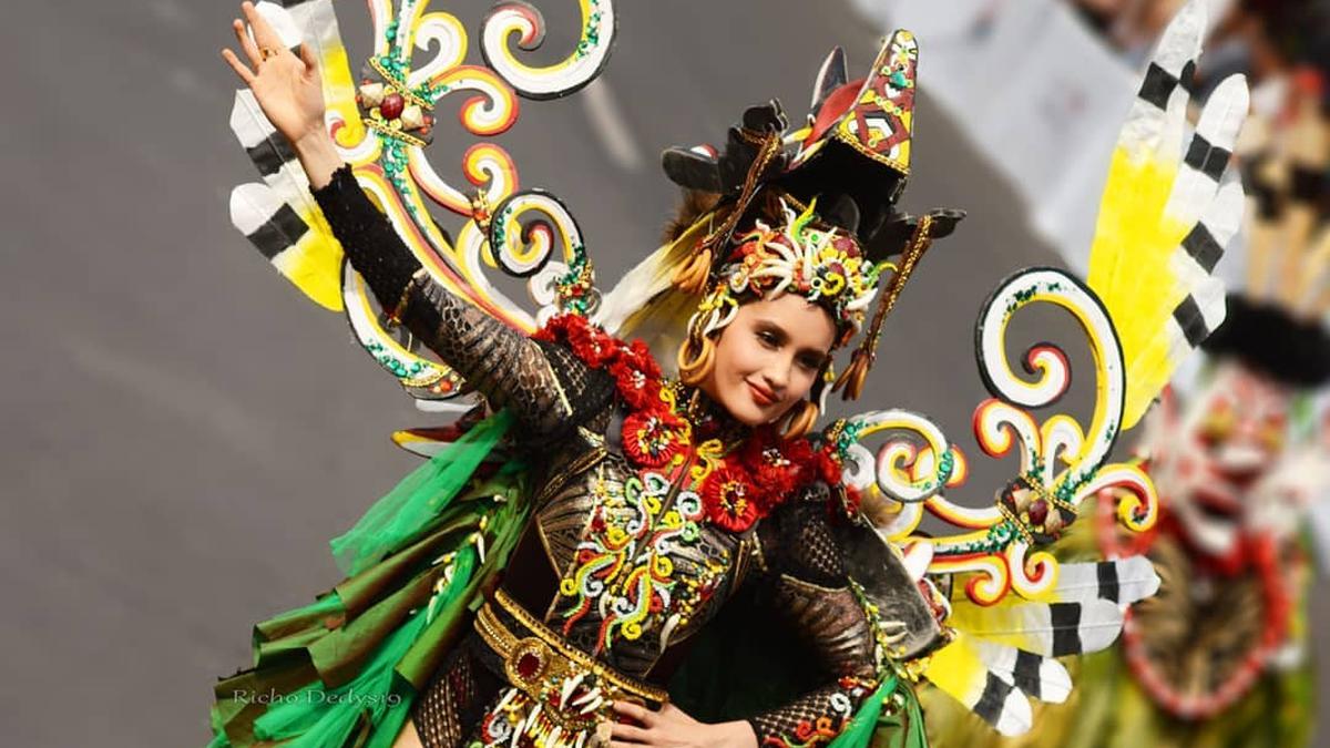 Gara-gara Kenakan Pakaian Vulgar, Cinta Laura Minta Maaf ke MUI ...