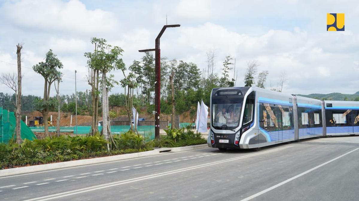 Trem Otonom Mirip Bus Gandeng TransJakarta, Ternyata Ini Perbedaannya