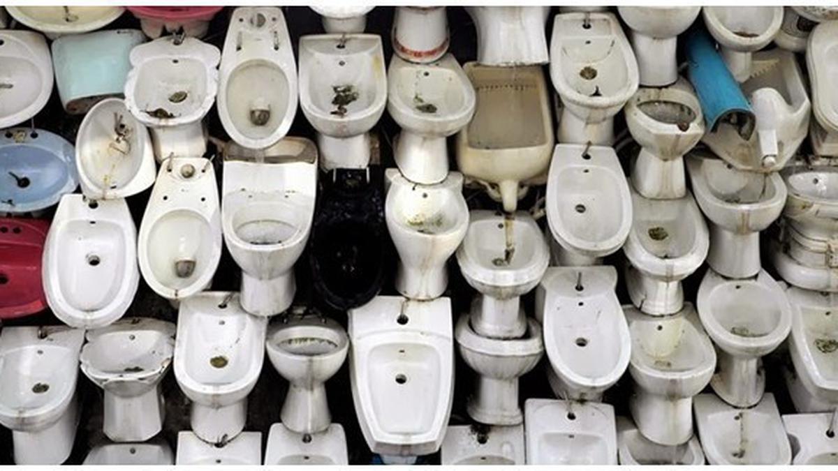Hebat, Karya Seni Ini Menggantung 10.000 Toilet di Dinding! - Lifestyle ...