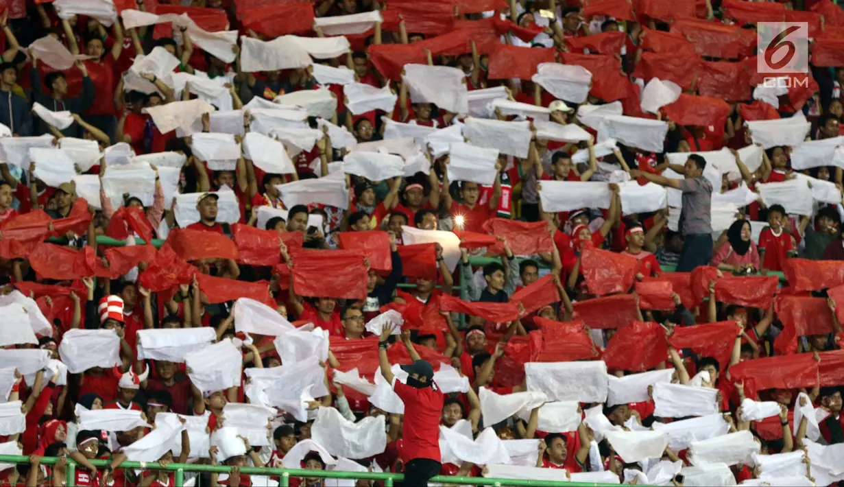 FOTO: Suporter Indonesia Merah-Putihkan Stadion Patriot Candrabhaga ...