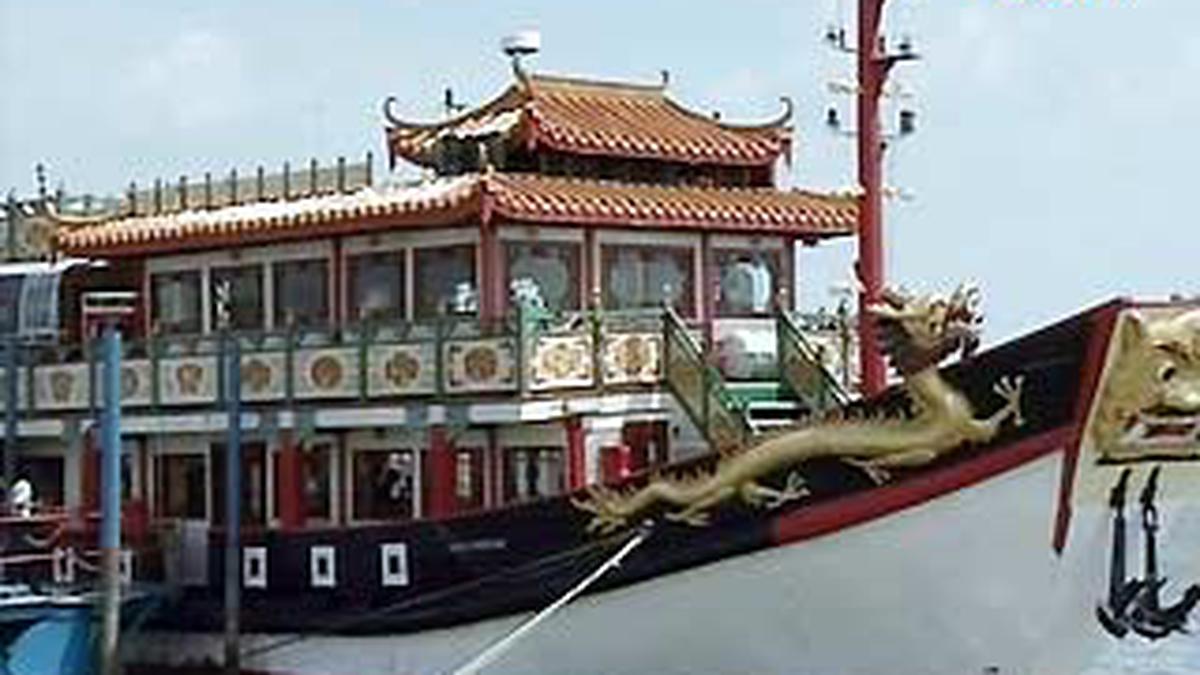 Rekreasi di Kapal Golden Cheng Ho II - News Liputan6.com