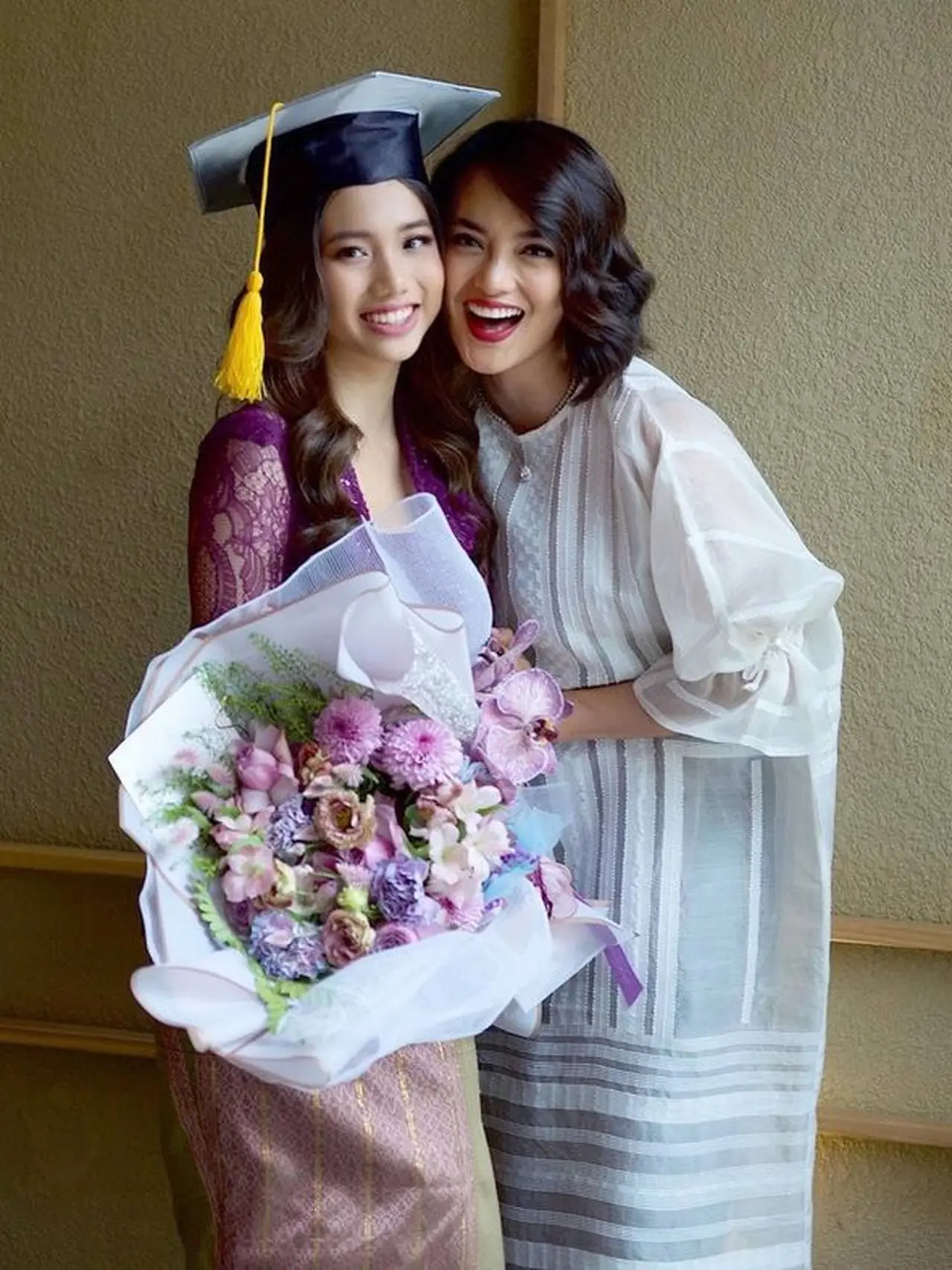 6 Potret Kebersamaan Ririn Ekawati dengan Putri Sulungnya - Entertainment Fimela.com