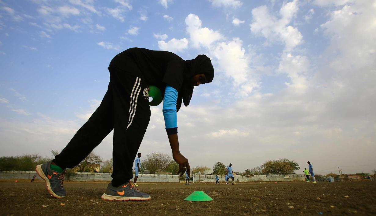 FOTO: Hebat, Wanita Ini Jadi Pelatih Sepak Bola Pria Pertama di Sudan ...