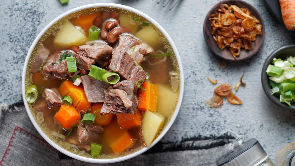 5 Resep Sup Daging Sapi Kuah Bening yang Cocok Hangatkan Badan - Food Fimela.com