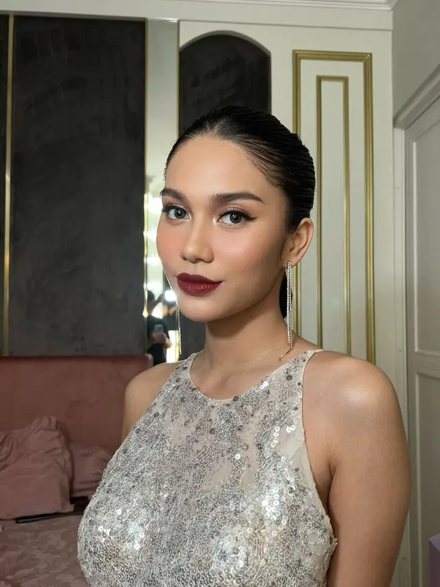 7 Potret Azizah Salsha Kenakan Gaun Sequin Tanpa Lengan, Tampil Bold ...