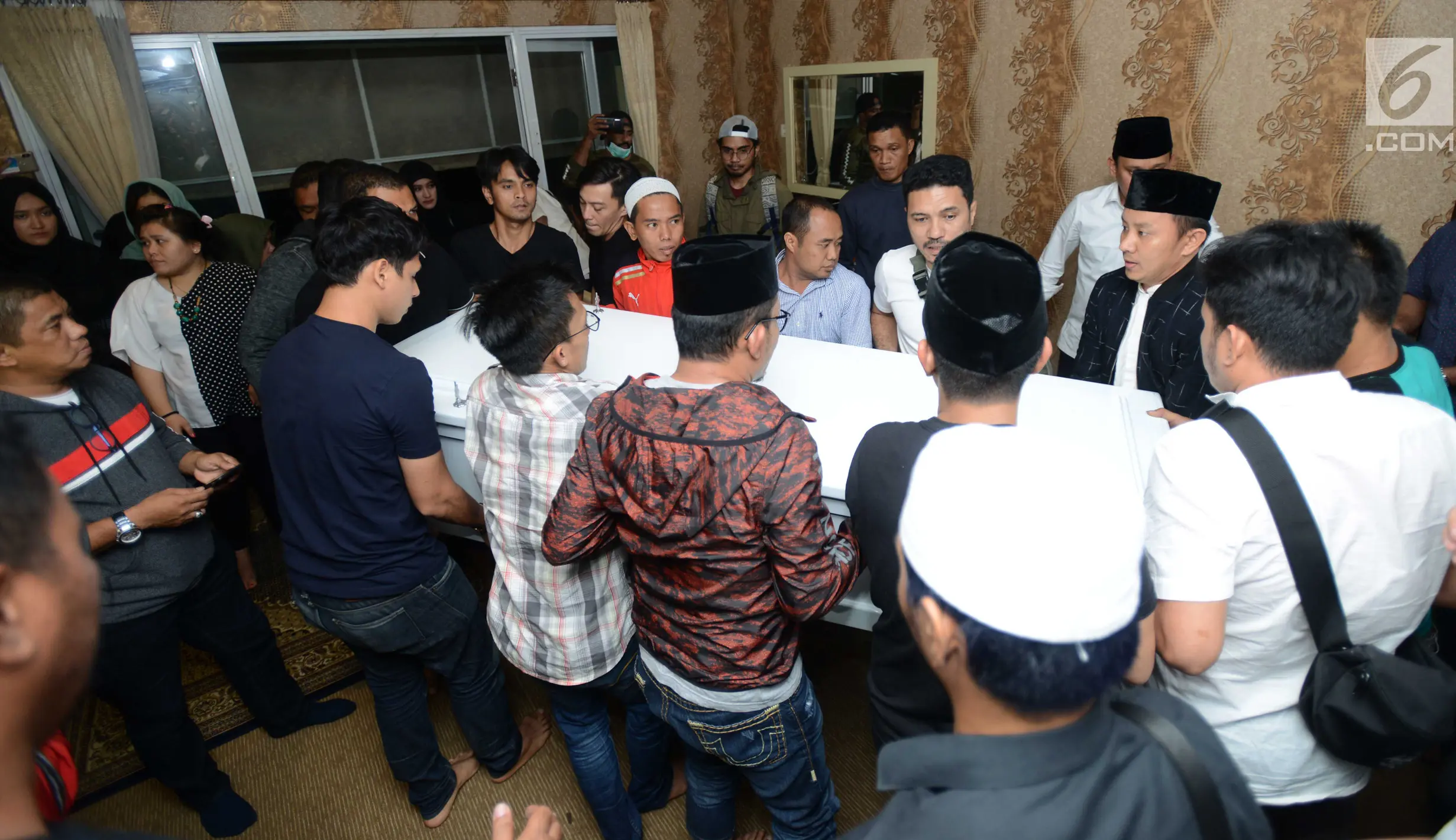 FOTO: Tangis Istri Sambut Kedatangan Jenazah Herman Seventeen - Foto ...