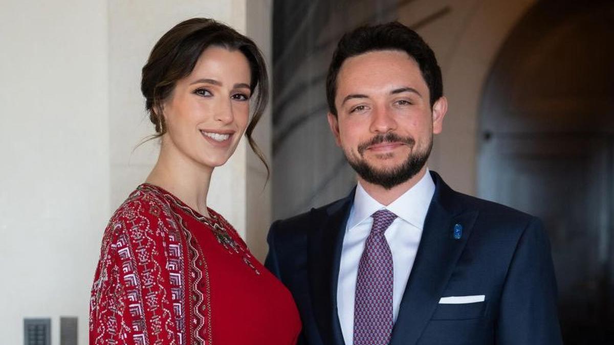 Penampilan Perdana Putri Rajwa dari Yordania Dibalut Gaun Merah Merona ...