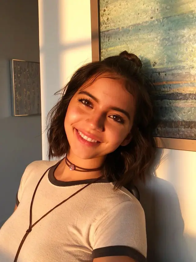 5 Potret Cantiknya Isabela Moner Sang Pemeran Dora The Explorer