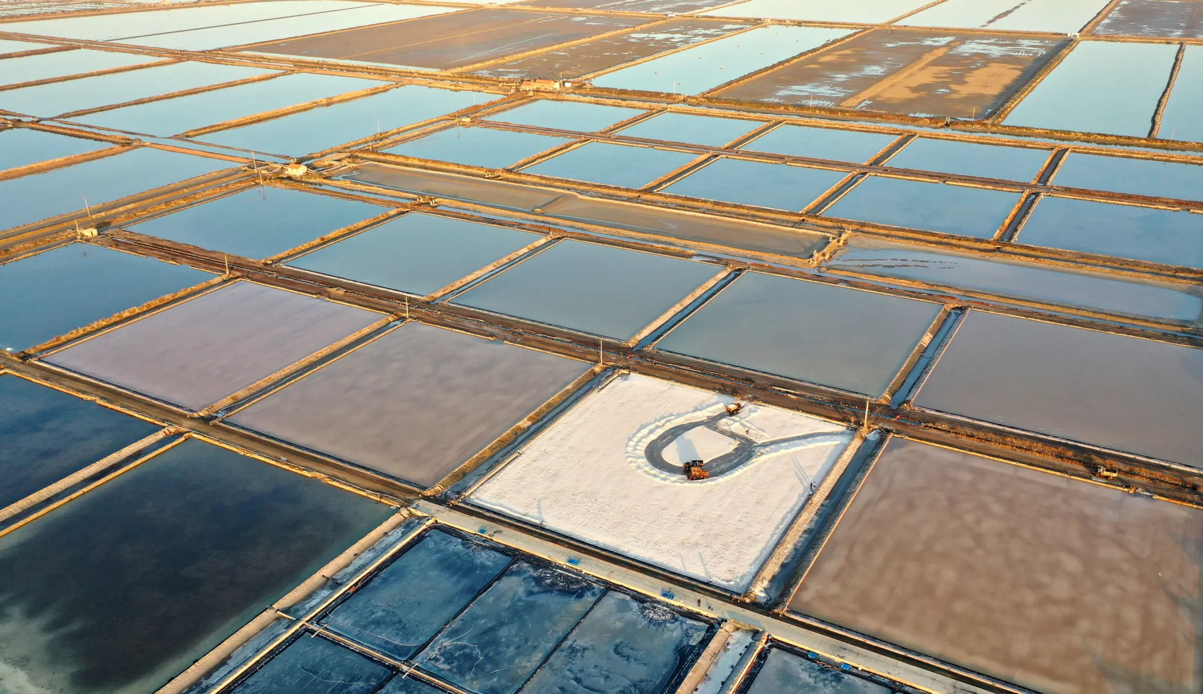 FOTO: Hamparan Ladang Garam Dongfeng di Qingdao Siap Panen - Foto ...