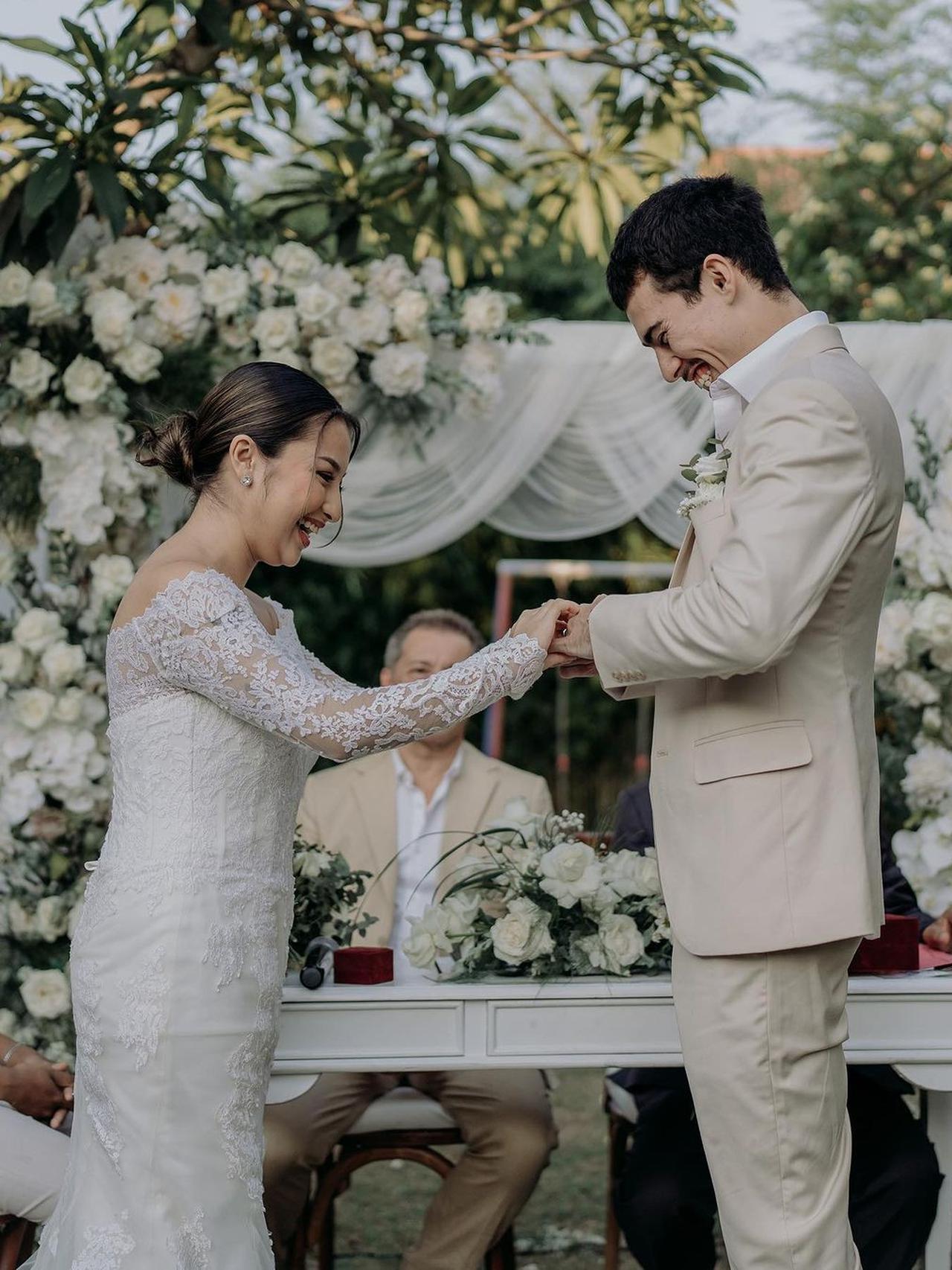 7 Artis Jadi Mualaf Demi Menikah, Terbaru Dali Wassink Suami Jennifer ...