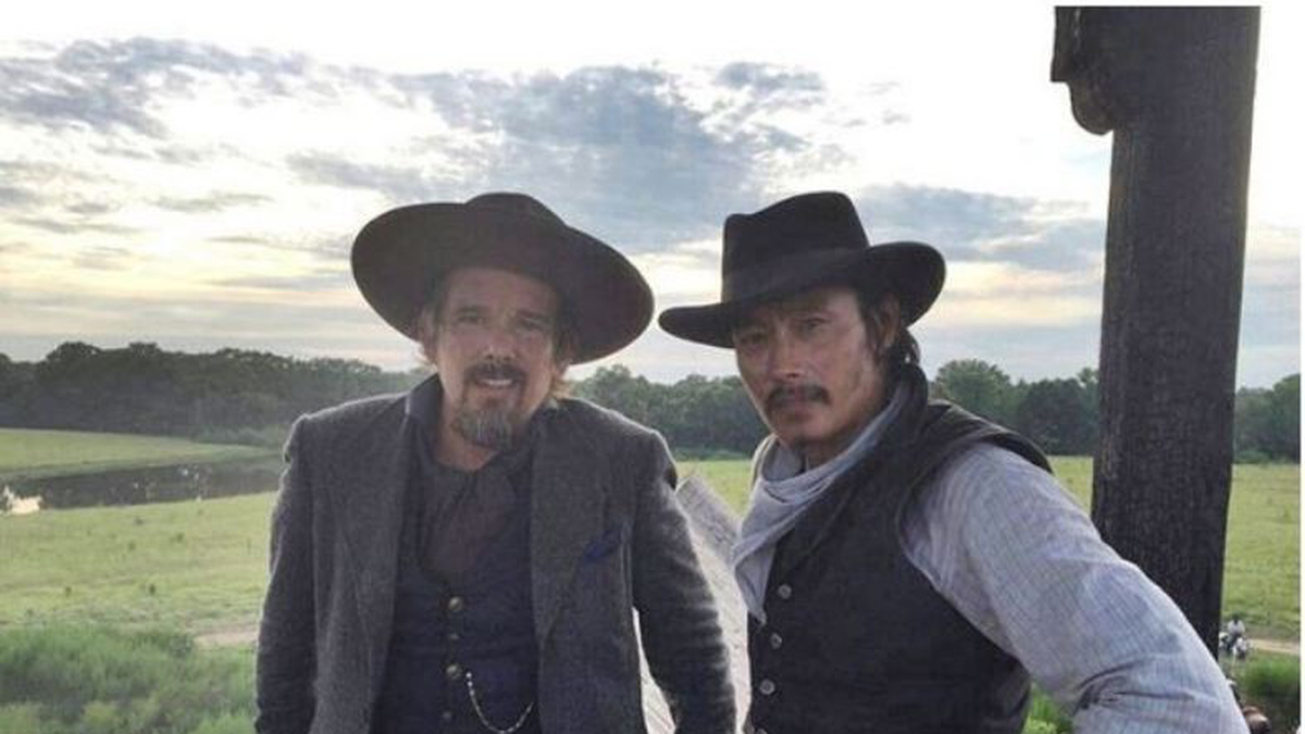Lee Byung Hun-Ethan Hawke ‘Mesra’ di The Magnificent Seven ...