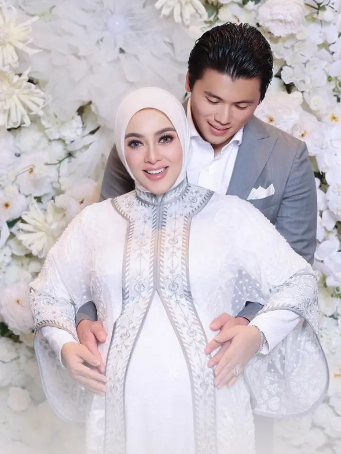 Terungkap, 6 Gaya Syahrini Pamer Baby Bump saat Hamil 7 Bulan Tampil Serba Putih dari Baju ...