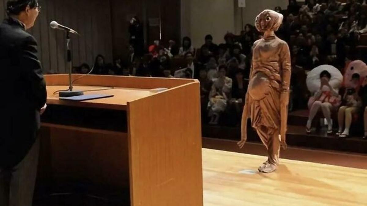 Wisudawan Pakai Kostum Alien hingga Robot, Acara Kelulusan Universitas ...