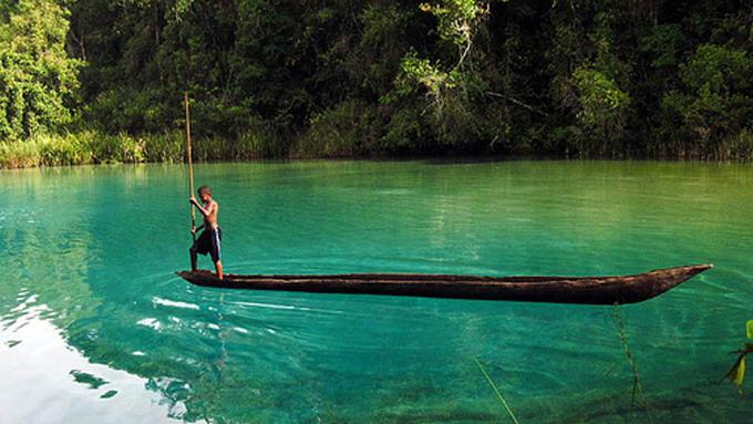 Beningnya Danau Ayamaru di Papua Bak Labuan Cermin - Lifestyle Fimela.com