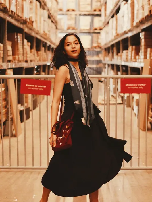 Gaya Putri Marino Pakai Simple Dress, Tetap Stylish - Foto Liputan6.com