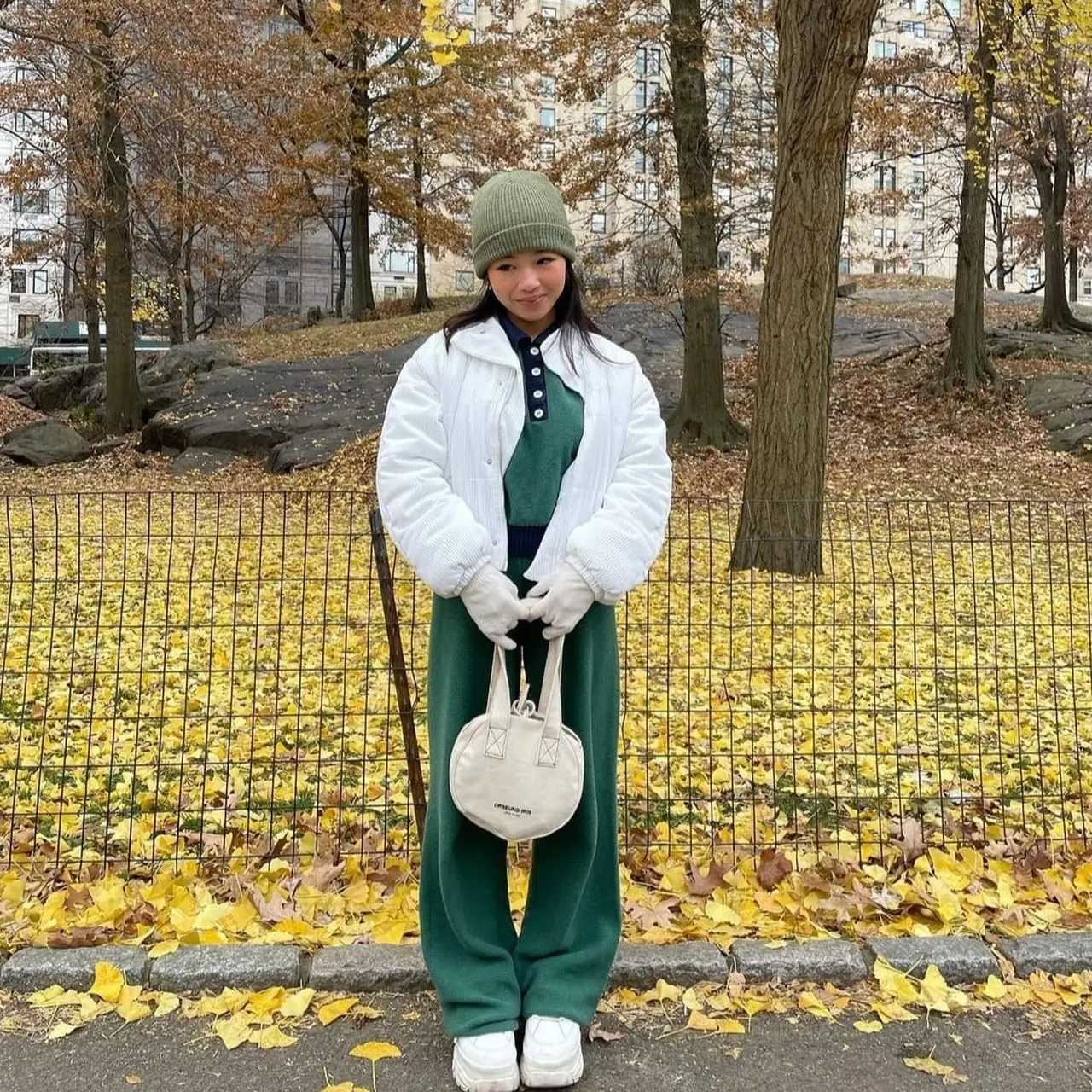 10 Potret Gaya Tampilan Y2K Vanntey Heng, Pacar Rich Brian yang Edgy ...