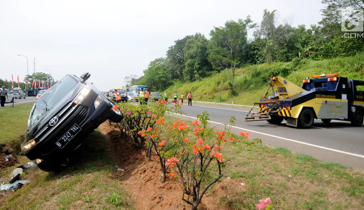 Diduga Sopir Mengantuk, Mobil Innova Oleng dan Terbalik di KM 208 Tol ...