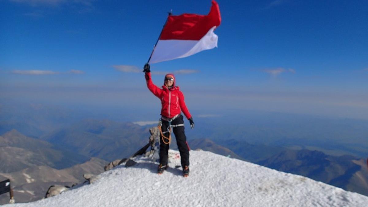 Putri Handayani, Perempuan Asal Sergai Sumut Taklukan Puluhan Puncak ...
