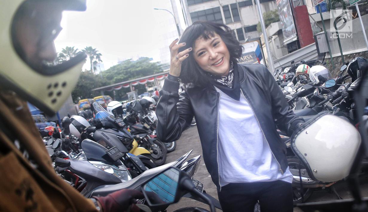 FOTO: Melihat Gaya Santai dan Tomboi ala Poppy Sovia