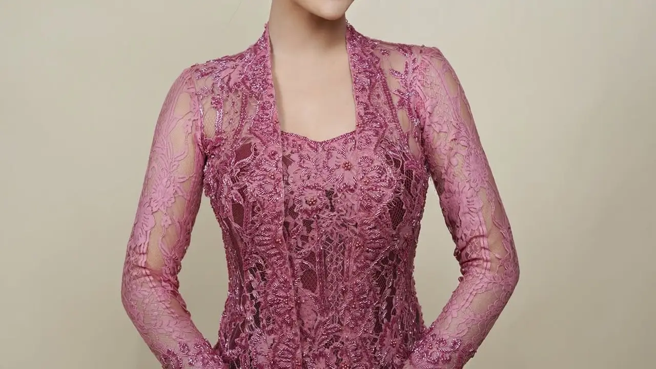 7 Inspirasi Model Kebaya Modern ala Dara Sarasvati, Bikin Penampilan Makin Anggun Berkelas - Hot ...