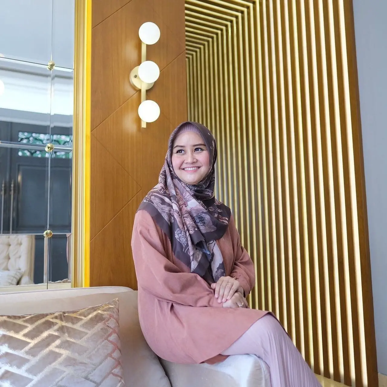 Influencer drg Oktri Manessa Buka Klinik Gigi Bertema Karnaval di ...
