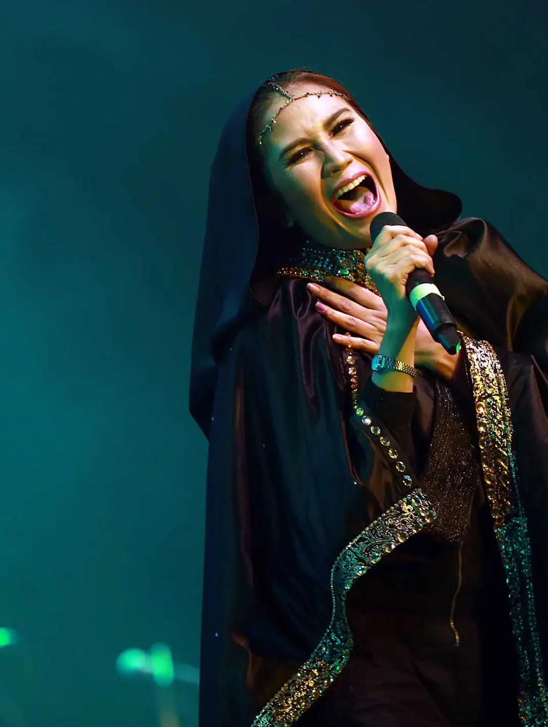 Cantiknya Nicky Astria Si 'Lady Rocker' Berhijab - Photo Fimela.com