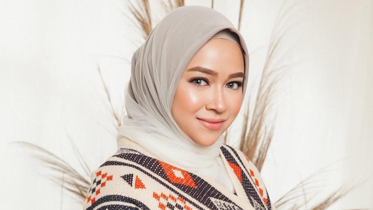 FOTO: Gaya Aryani Fitriana dengan Makeup Tebal, Makin Memesona - Foto ...