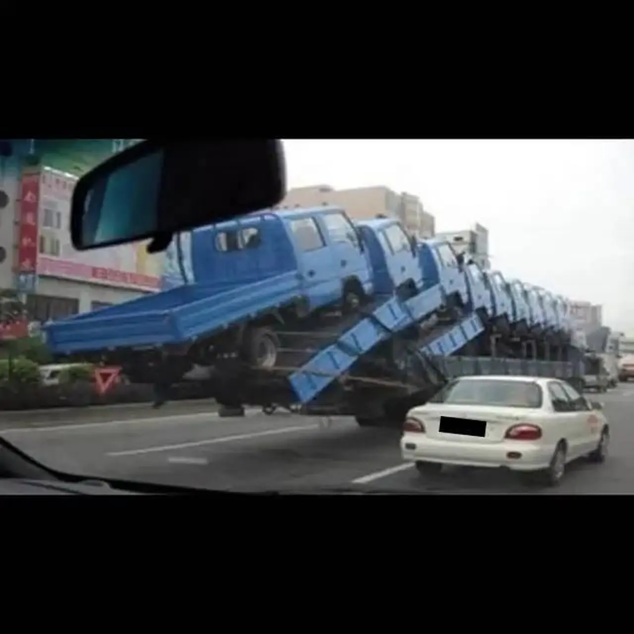 10 Potret Mobil Angkutan Barang dengan Muatan Nyeleneh Ini Bikin Heran ...