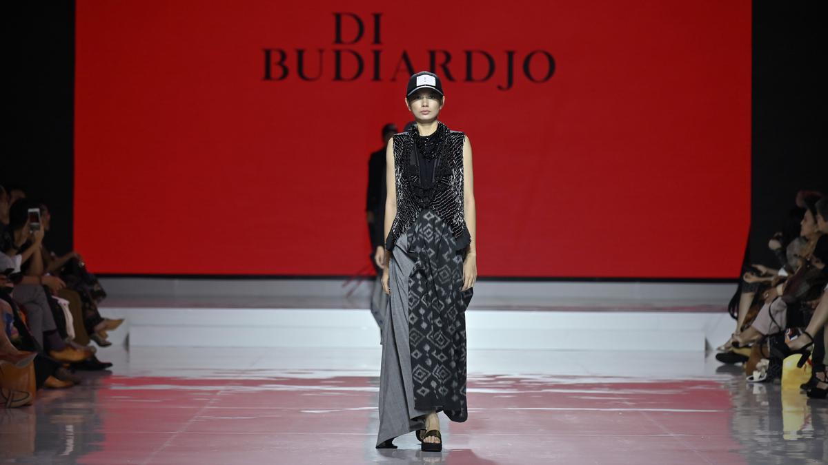 Eksotiknya Tenun Indonesia dalam Gelaran JFFF 2019 - Fashion Fimela.com