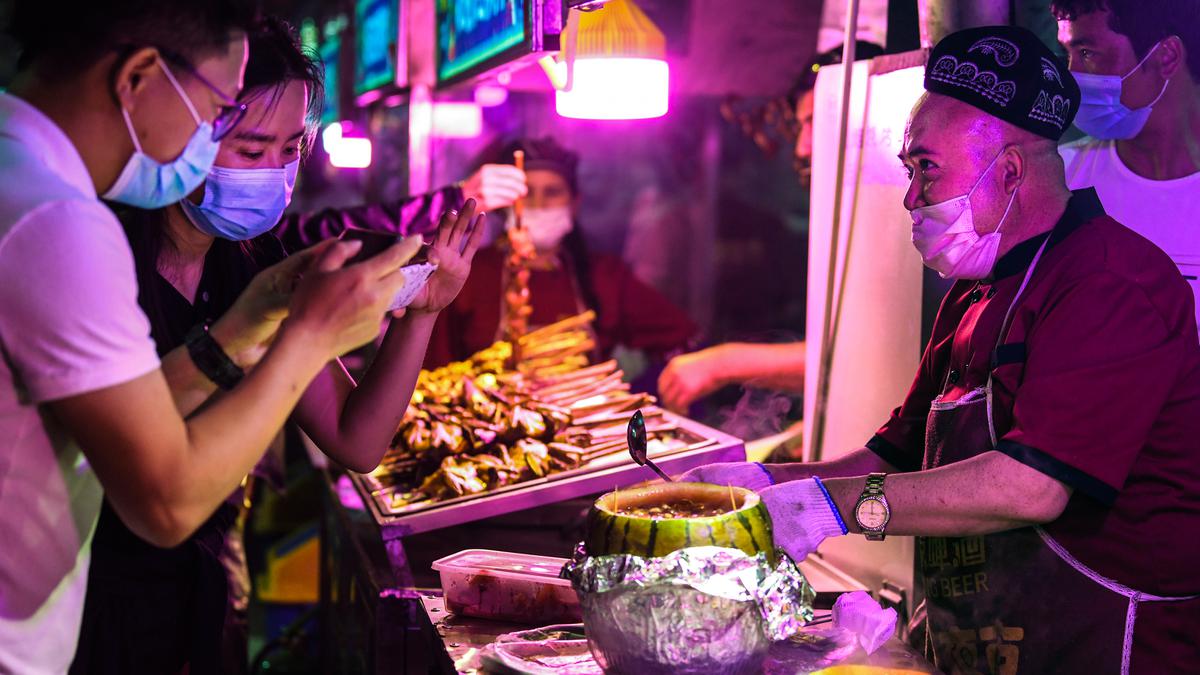 FOTO: Semarak Pasar Malam Seiring Pulihnya Pariwisata di Xinjiang China