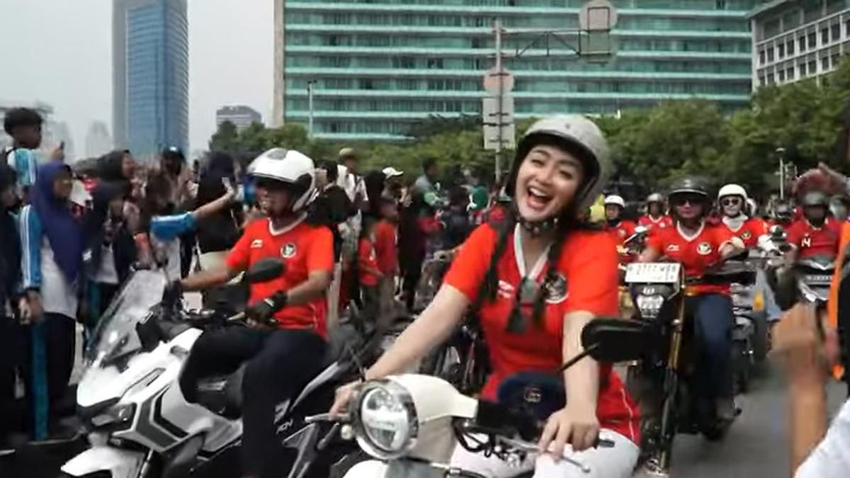 Potret Vega Darwanti Naik Motor Konvoi Bareng Atlet Juara Sea Games ...