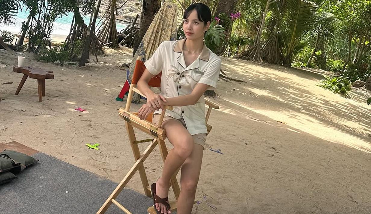 Potret Lisa BLACKPINK di Balik Layar The White Lotus, Belajar Naik ...