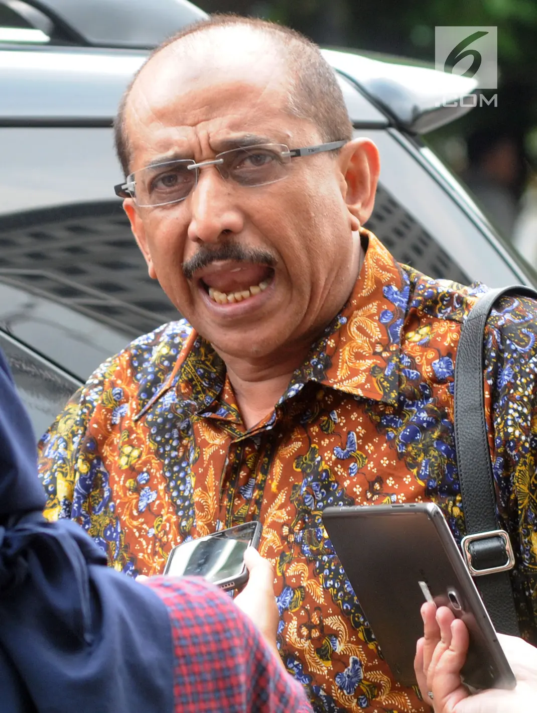 FOTO: Gaya Mantan Anggota DPR Djamal Aziz Attamimi Usai Datangi KPK ...