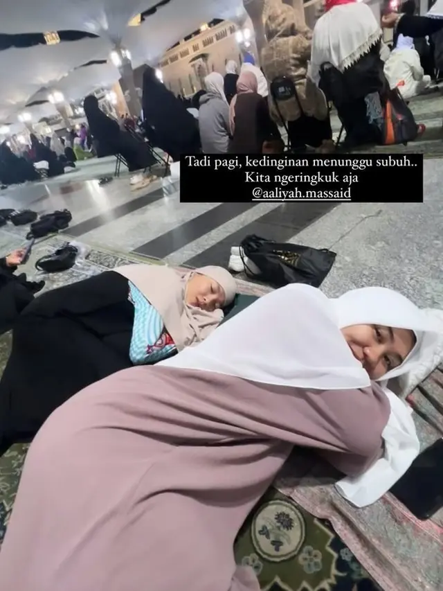 8 Potret Aaliyah Massaid Umroh dengan Reza Artamevia, Menangis Haru ...