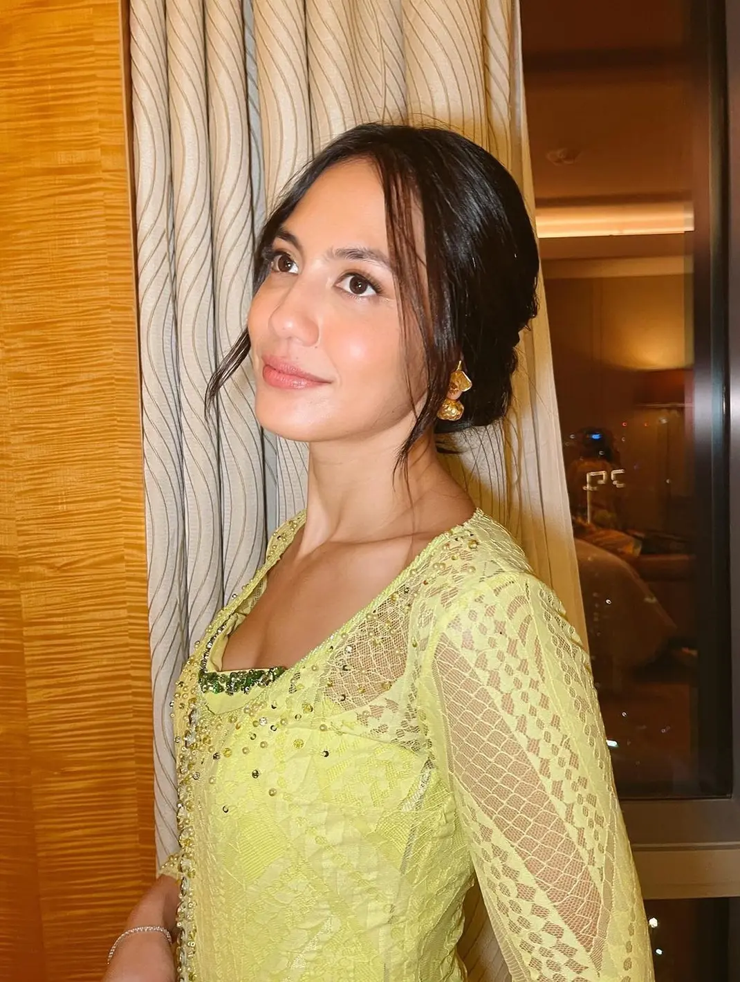 Penuh Senyum Manis, Begini Potret Terbaru Pevita Pearce Kenakan Kebaya ...